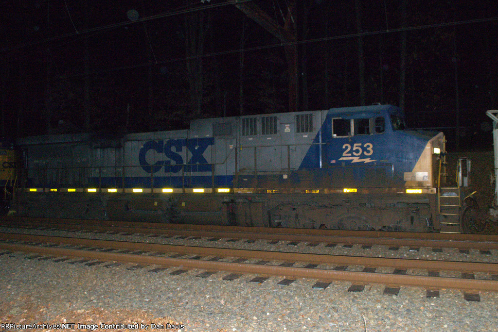 CSX AC44CW 253 in YN2 paint trails on Q300-19
